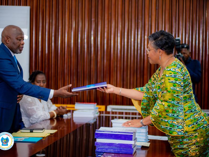 RDC: Judith Suminwa Tuluka dépose un projet de loi de finances 2025 de près de 18 milliards ...